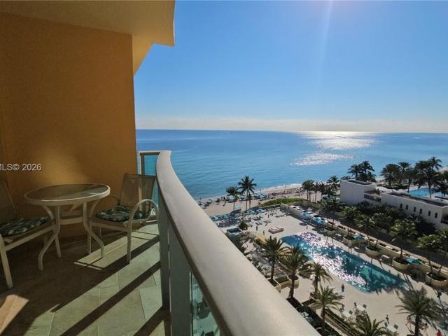 Luxury apartment complex for rent in Hollywood, Florida