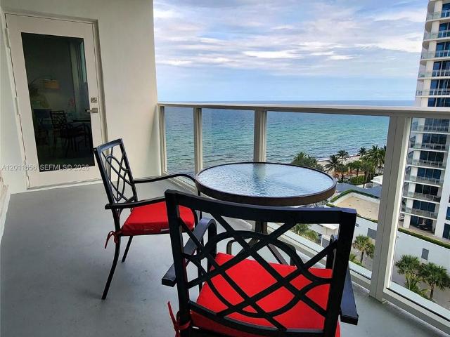 Luxury apartment complex for rent in Hollywood, Florida