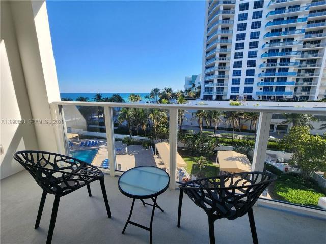 Luxury apartment complex for rent in Hollywood, Florida