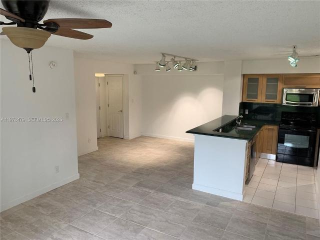 Luxury apartment complex for rent in Hollywood, Florida