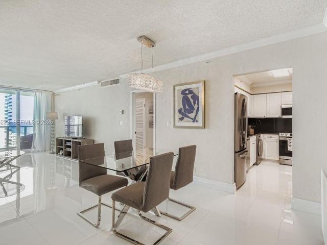 Luxury apartment complex for rent in Hollywood, Florida