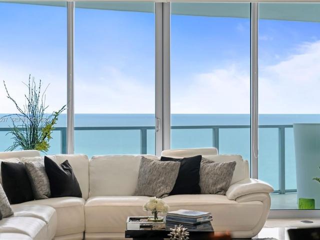 Luxury apartment complex for rent in Hollywood, Florida