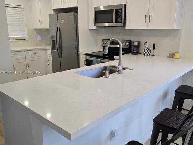 Luxury apartment complex for rent in Hollywood, Florida