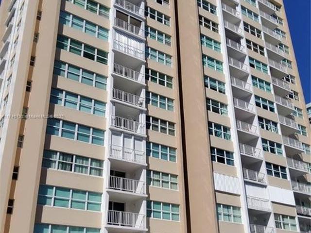 Luxury apartment complex for rent in Hollywood, Florida