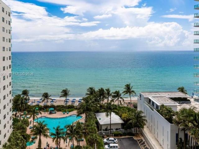 Luxury apartment complex for rent in Hollywood, Florida