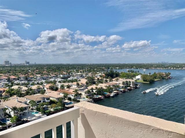 Luxury apartment complex for rent in Hollywood, Florida