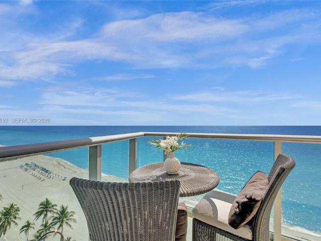 Luxury apartment complex for rent in Hollywood, United States