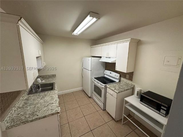 Luxury apartment complex for rent in Hollywood, United States