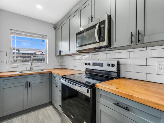 Luxury apartment complex for rent in Hollywood, United States