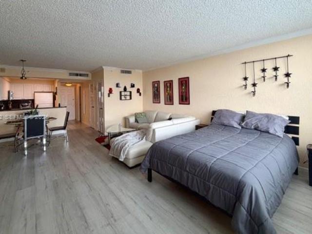 Luxury apartment complex for rent in Hollywood, United States