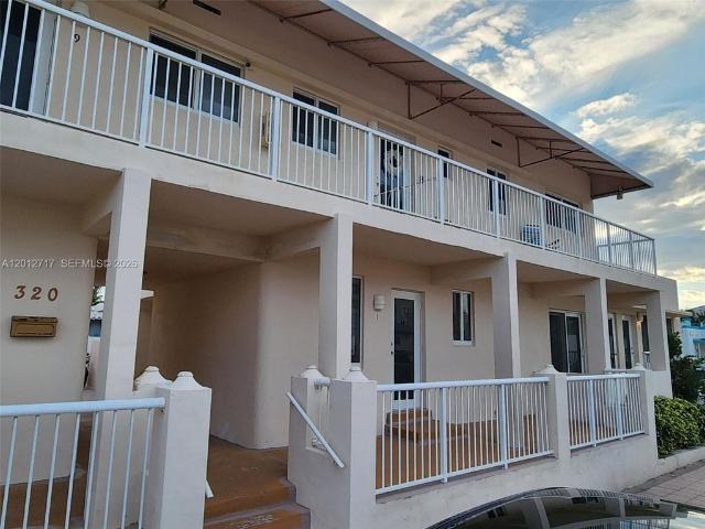 Luxury apartment complex for rent in Hollywood, United States