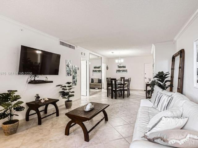 Luxury apartment complex for rent in Hollywood, United States
