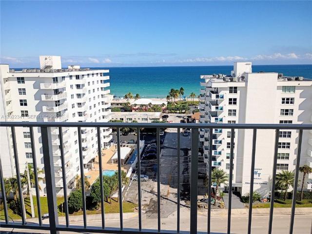 Luxury apartment complex for rent in Hollywood, United States