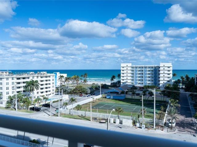 Luxury apartment complex for rent in Hollywood, United States