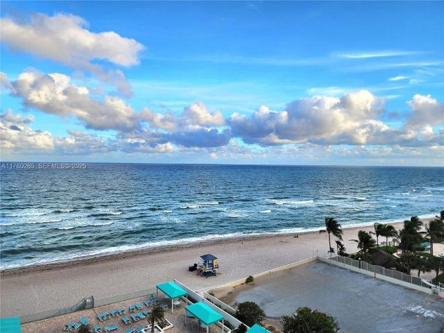 Luxury apartment complex for rent in Hollywood, United States