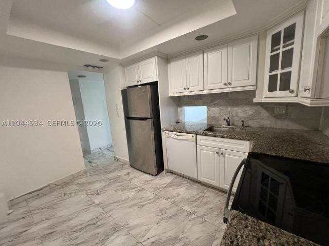 Luxury apartment complex for rent in Hollywood, United States