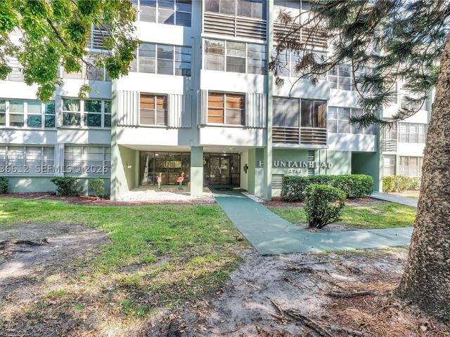 Luxury apartment complex for rent in Hollywood, United States