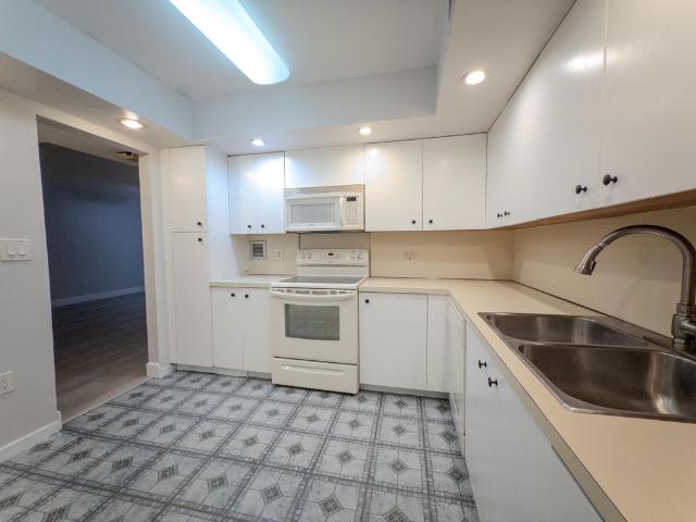 Luxury apartment complex for rent in Hollywood, United States