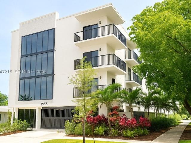 Luxury apartment complex for rent in Hollywood, United States