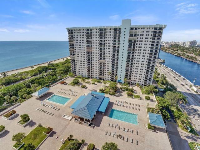 Luxury apartment complex for rent in Hollywood, United States