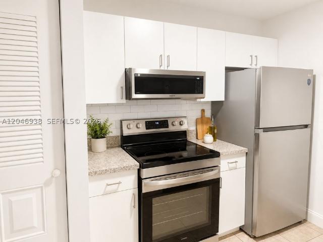 Luxury apartment complex for rent in Hollywood, United States