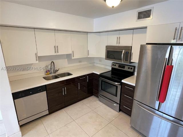 Luxury apartment complex for rent in Hollywood, United States