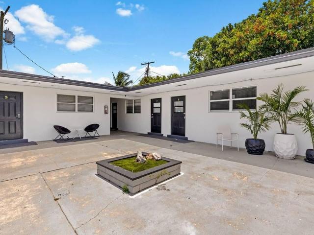 Luxury apartment complex for rent in Hollywood, United States