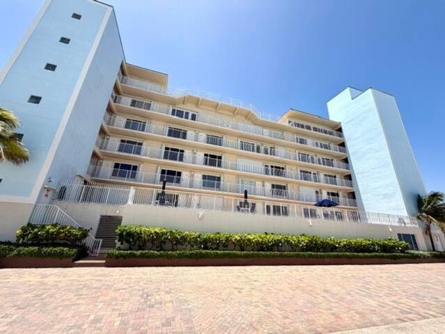 Luxury apartment complex for rent in Hollywood, United States