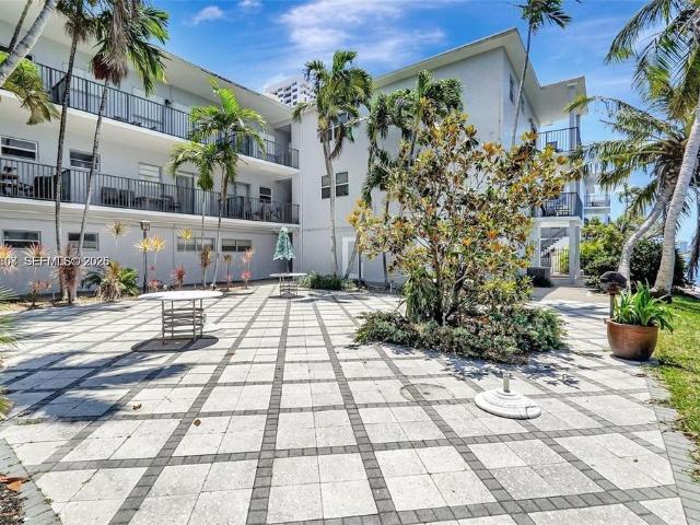 Luxury apartment complex for rent in Hollywood, United States