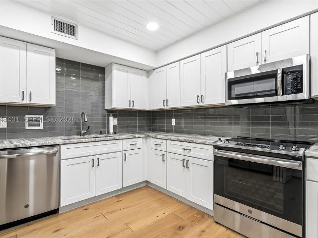 Luxury apartment complex for rent in Hollywood, United States