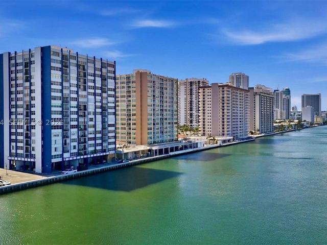 Luxury apartment complex for rent in Hollywood, United States
