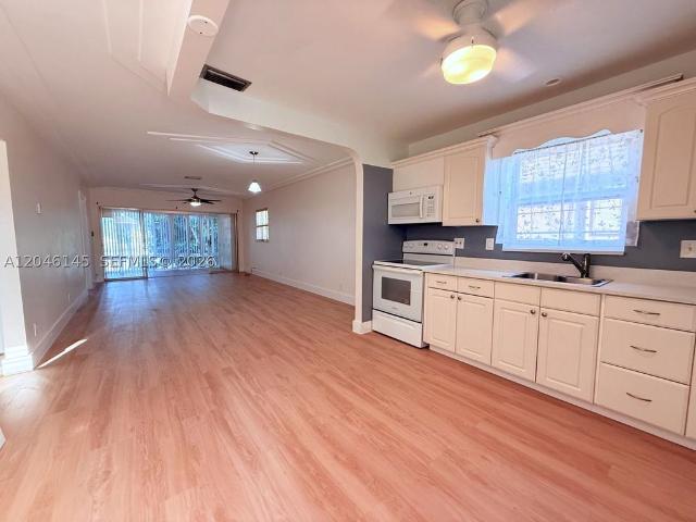 Luxury apartment complex for rent in Hollywood, United States