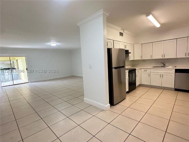 Luxury apartment complex for rent in Hollywood, United States