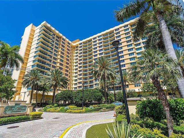 Luxury apartment complex for rent in Hollywood, United States