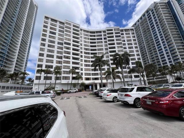 Luxury apartment complex for rent in Hollywood, United States