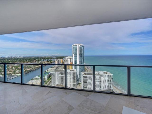 Luxury apartment complex for rent in Hollywood, United States
