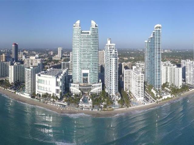 Luxury apartment complex for rent in Hollywood, United States