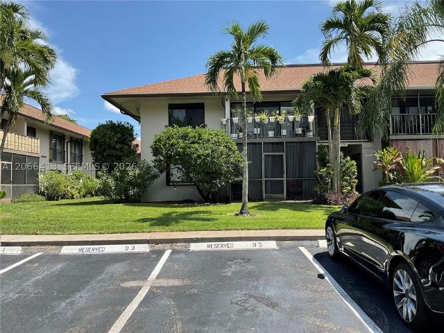 Luxury apartment complex for rent in Hollywood, United States