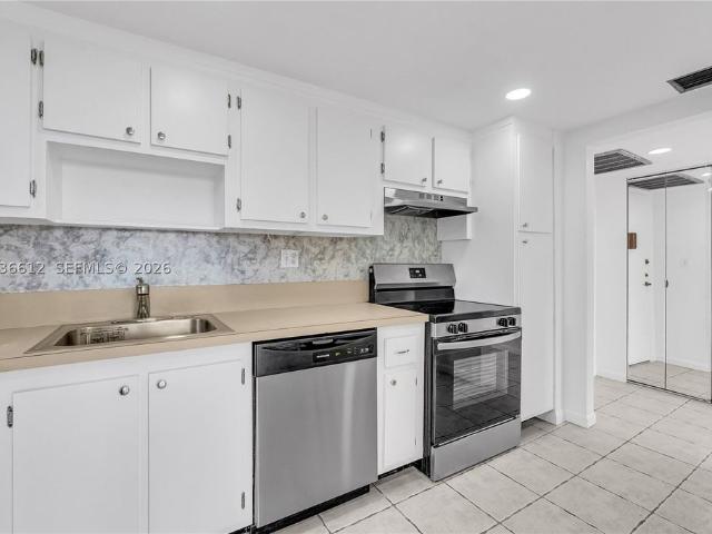 Luxury apartment complex for rent in Hollywood, United States