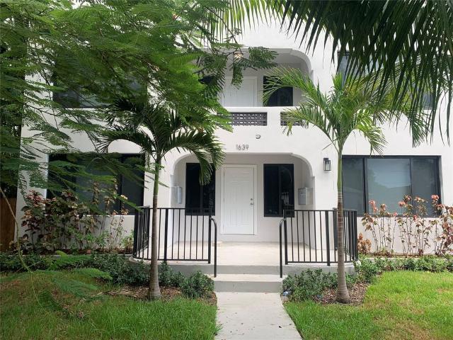 Luxury apartment complex for rent in Hollywood, United States