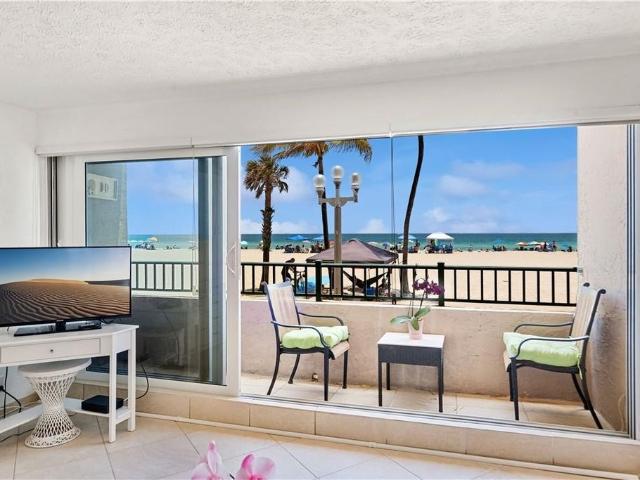 Luxury apartment complex for rent in Hollywood, United States