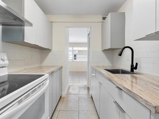 Luxury apartment complex for rent in Hollywood, United States