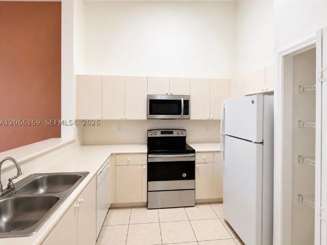 Luxury apartment complex for rent in Homestead, United States