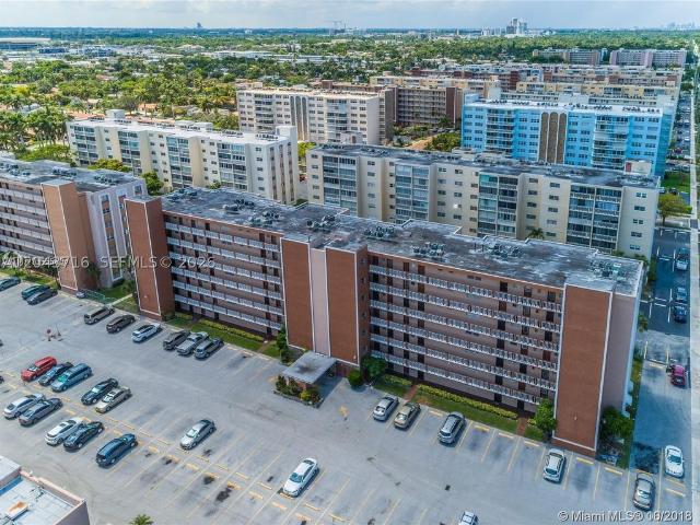 Luxury apartment complex for rent in Hallandale, United States