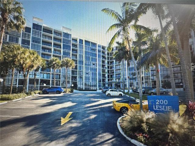Luxury apartment complex for rent in Hallandale, United States