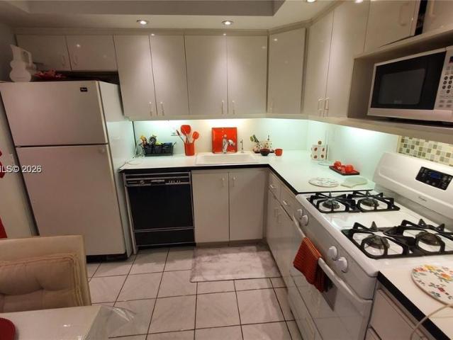 Luxury apartment complex for rent in Hallandale, United States