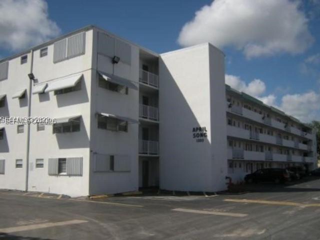 Luxury apartment complex for rent in Hallandale, Florida