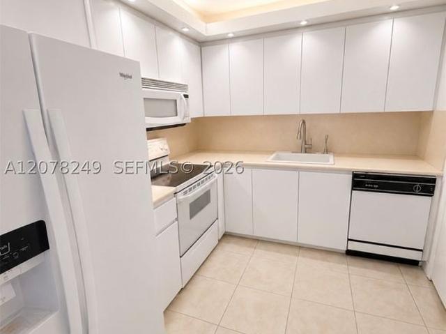 Luxury apartment complex for rent in Hallandale, Florida