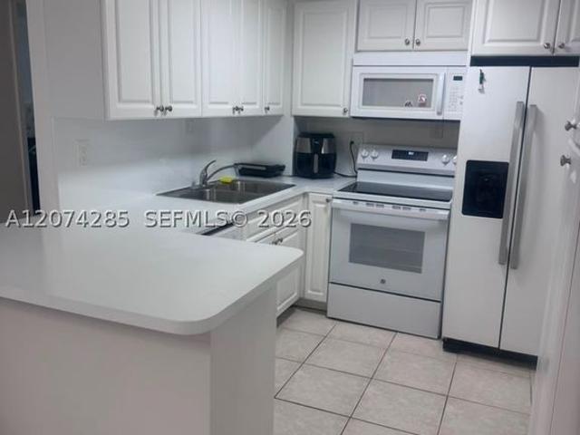 Luxury apartment complex for rent in Hallandale, Florida