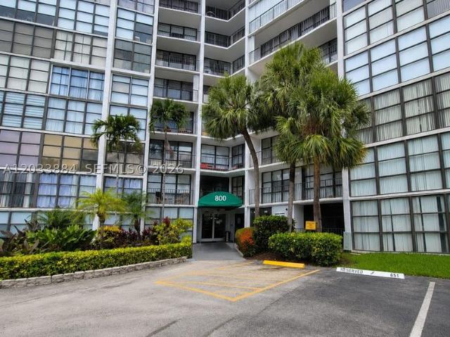 Luxury apartment complex for rent in Hallandale, Florida